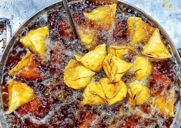 Ram Ladoo to Kalmi Vada, 8 Street Food Delicacies in Delhi Which Taste ...